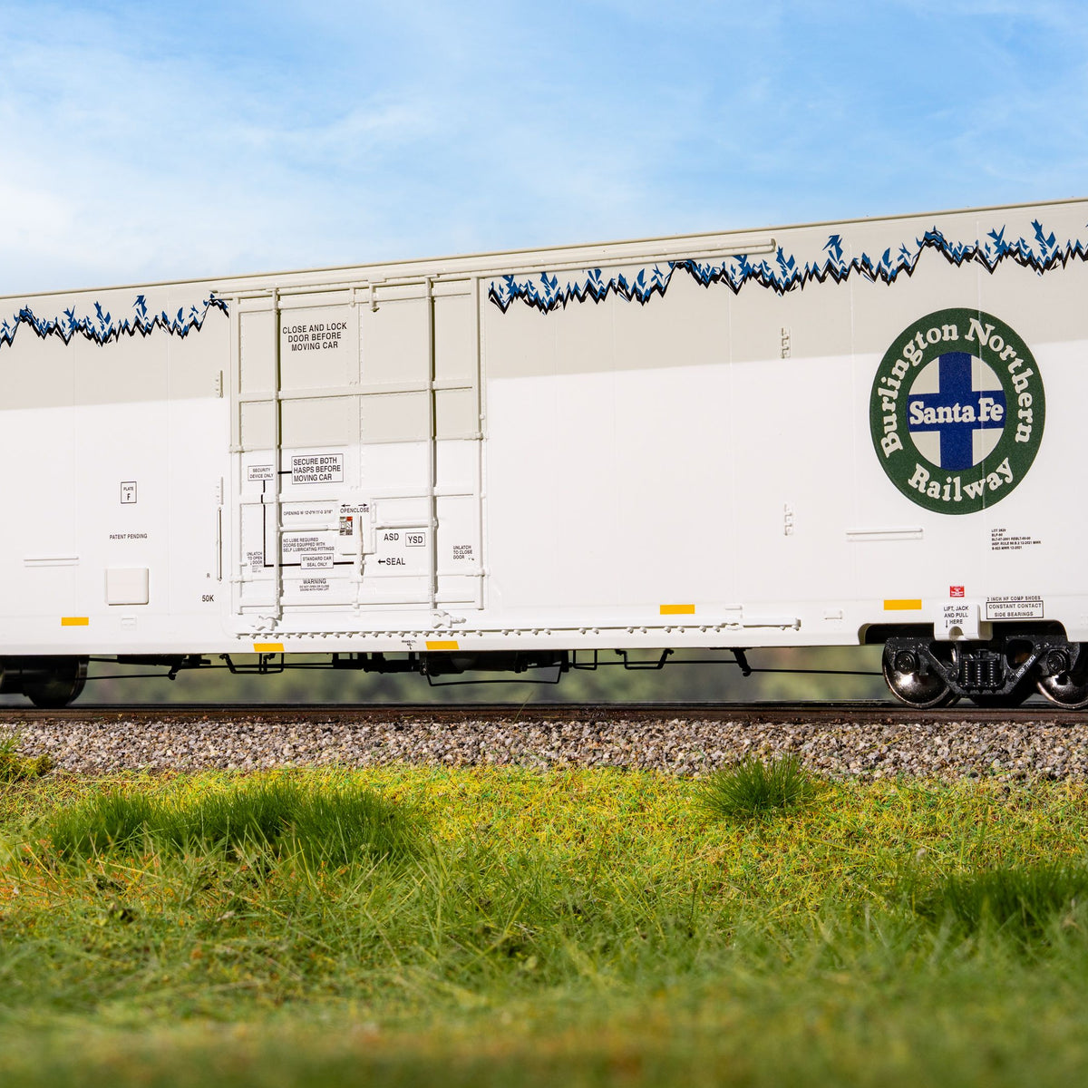 Rivet Counter HO Scale Trinity 82' 7883 Mechanical Reefer, BNSF /Roofl ...