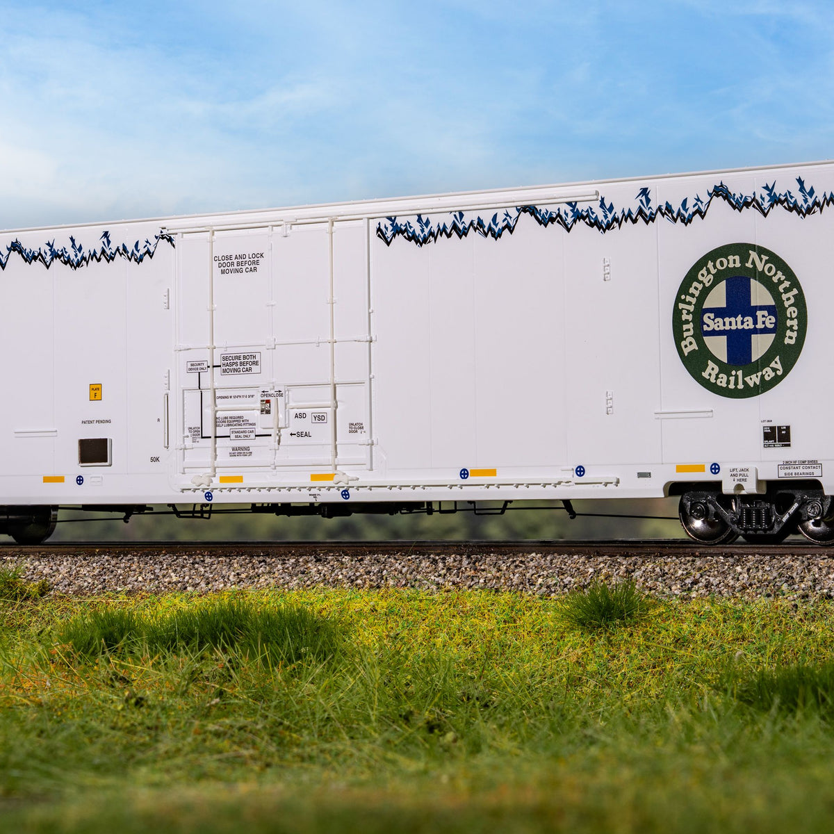 Rivet Counter HO Scale Trinity 82' 7883 Mechanical Reefer, BNSF /Roofl ...